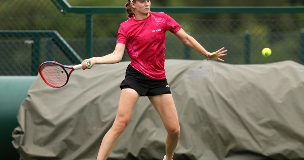 “The pressure is off Rybakina a lot” at Wimbledon, says Molik | AO