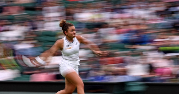 Italian pocket rocket Paolini suddenly launching on grass | AO