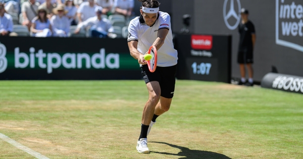 Players who step up on grass | AO